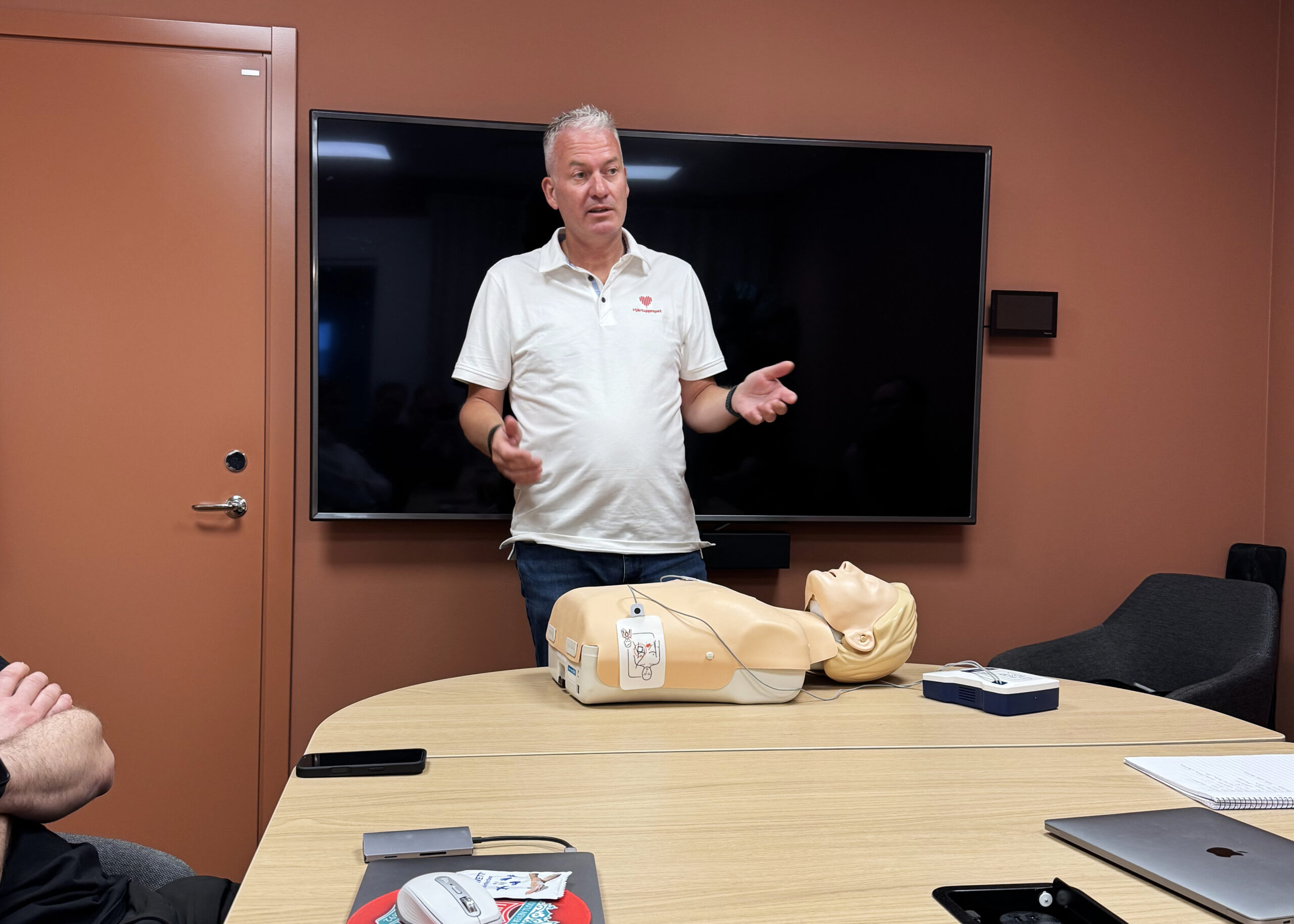 Svenska Bordtennisförbundet utbildas i hjärt-lungräddning – inspirerar ...